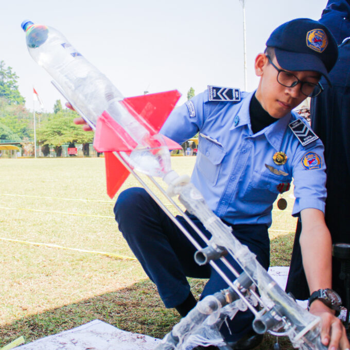 PELUNCUR ROKET AIR | PLANET SAINS